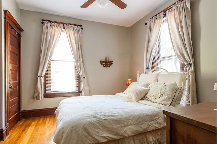 Spacious Victorian - Clayton, MO