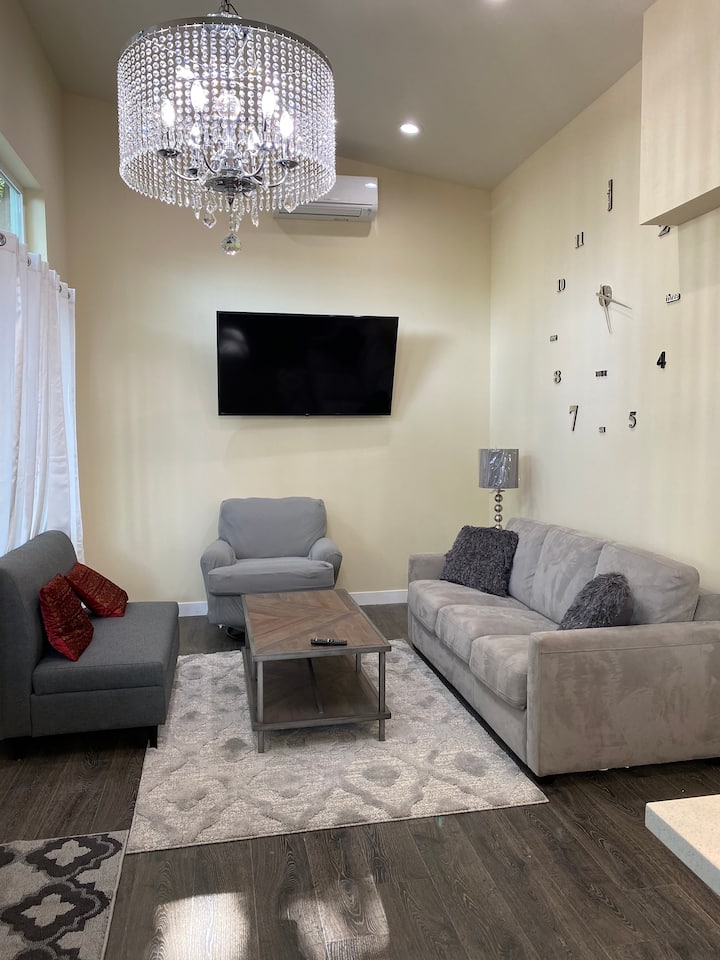 Upscale Modern Private Cottage - Redmond, WA
