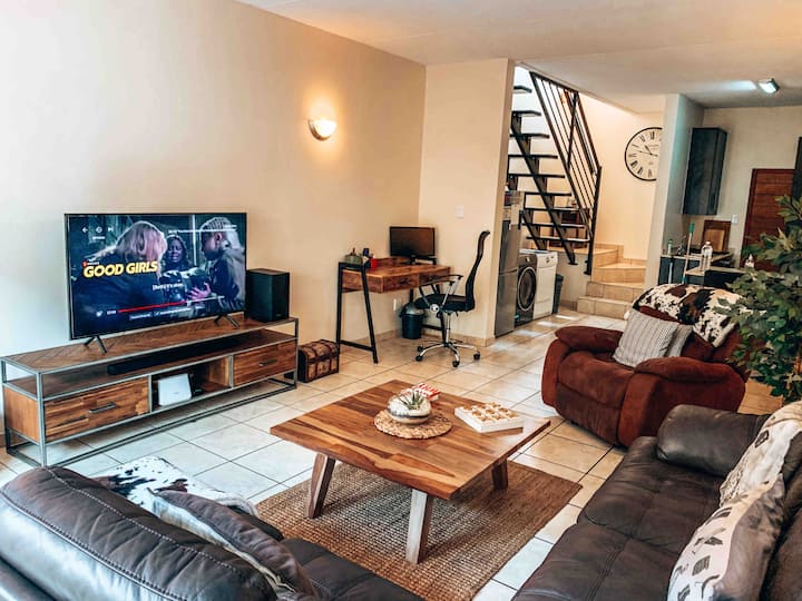Luxury Duplex: Safe Estate, Near Malls & Hospitals - Pretoria, South Africa