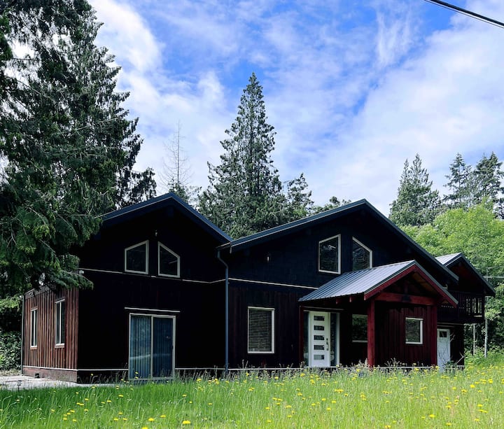 Beautiful House
In The Heart Of The Sunshine Coast - Sechelt
