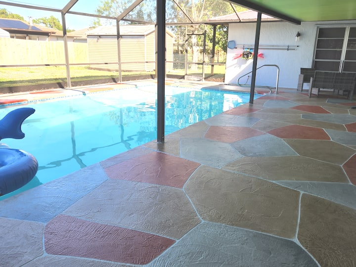 Cheerful 3-bedroom Home With Pool - Port St. Lucie, FL