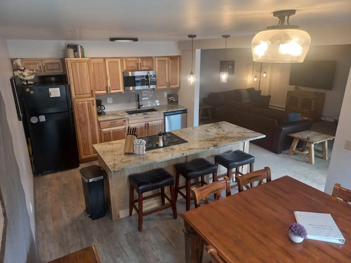 4 O'clock Somewhere: Walk To Town, Ski In, Hot Tub - Breckenridge