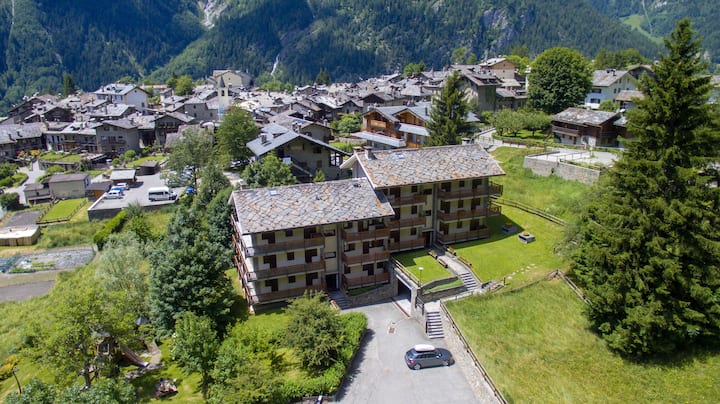 Chalet De Montagne,vue Sur La Forêt-courmayeur - La Thuile