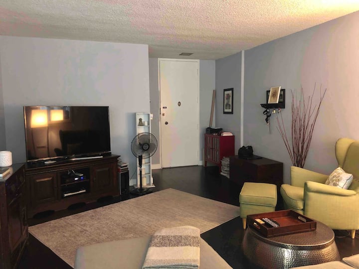 Stylish & Spacious Weho Apt W/ Pool & Parking! - West Hollywood, CA