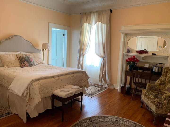 The Sunrise Suite-queen Bed W Clawfoot Tub - Catskill, NY
