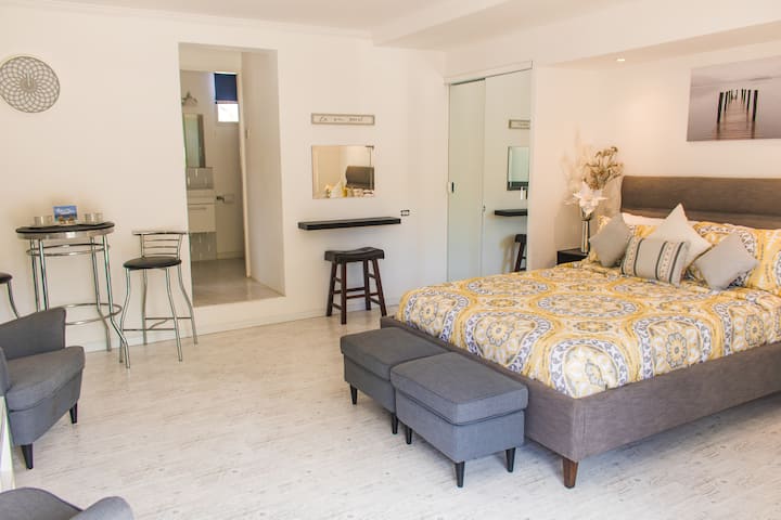 Delightful 1 Bed Suite Steps Away From The Beach.. - 바베이도스