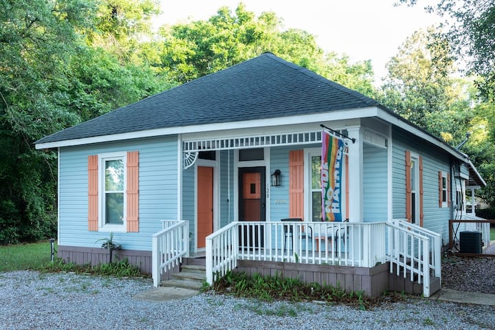 Beach Depot- Huge Fenced Yard, Outdoor Bath. - Gulfport, MS