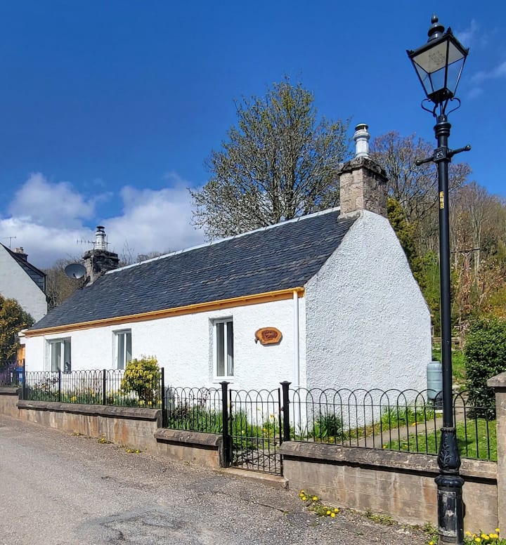 Ghillies Cottage, Loch Ness - Loch Ness