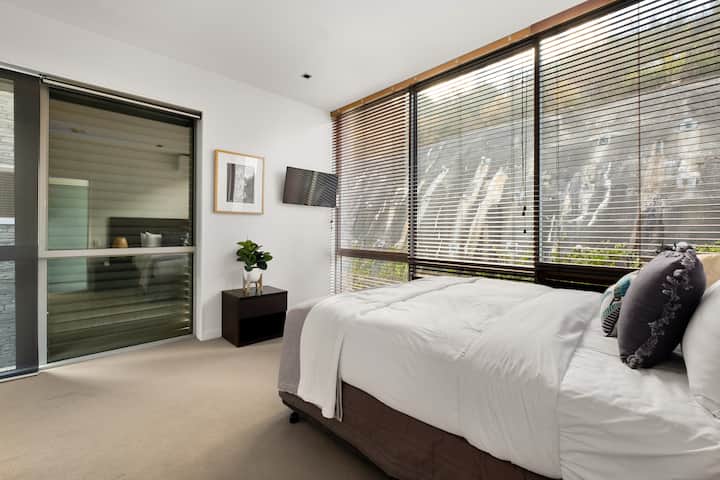 Top-floor Two-bedroom Apartment  Hot Tub Access - Queenstown