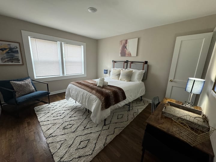 Spacious Central Plaza Shamrock 2 Bed/1 Bath - University City Boulevard – Charlotte
