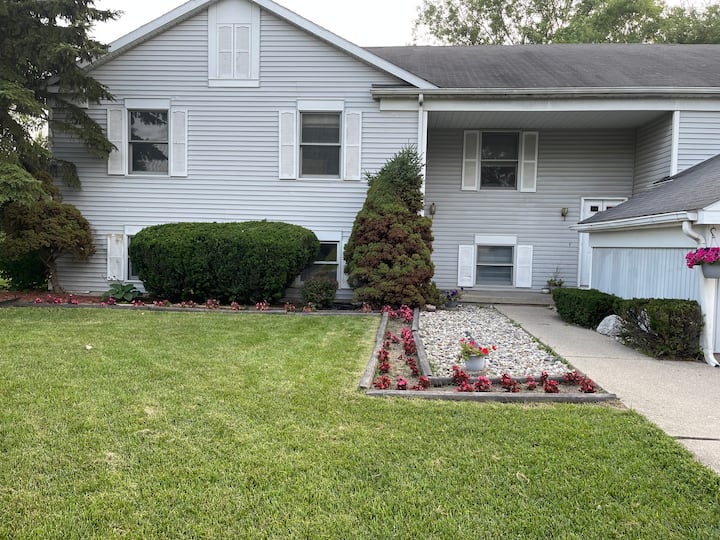 3 Bedrooms, 2 Bath, 4 Beds Townhouse - Grand Rapids, MI