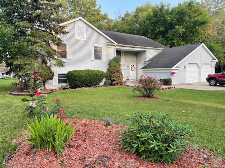 3 Bedrooms, 2 Bath, 4 Beds Townhouse - Grand Rapids, MI