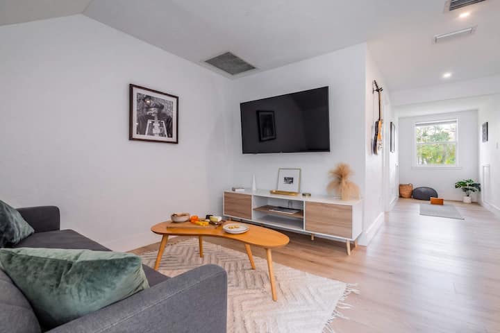 Studio At The Key | 1mi To Uf & Dt • Full Kitchen - Gainesville, FL