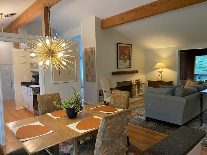 Midcentury Beauty In Franklin Village! - Farmington Hills, MI