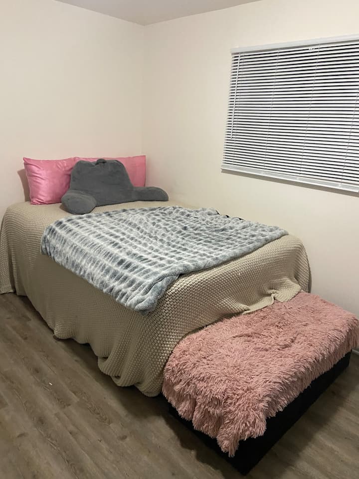 Cute & Cozy Room - Orland Park, IL