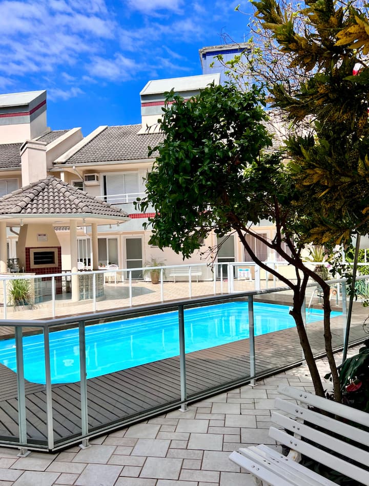 Casa Duplex Em Condomínio Fechado Com Piscina - Florianópolis