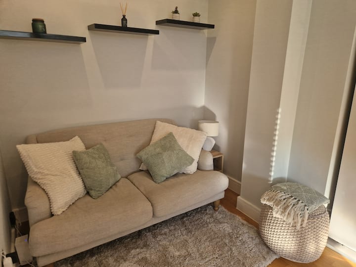 Centrally Located, Cosy 1 Bedroom Flat - Crawley