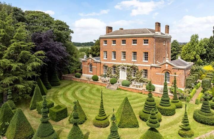 Gorgeous Grade Ii* Manor | Splendid Topiary Garden - Spalding, UK