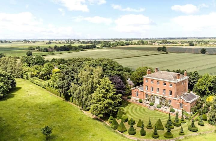 Gorgeous Grade Ii* Manor | Splendid Topiary Garden - Spalding, UK