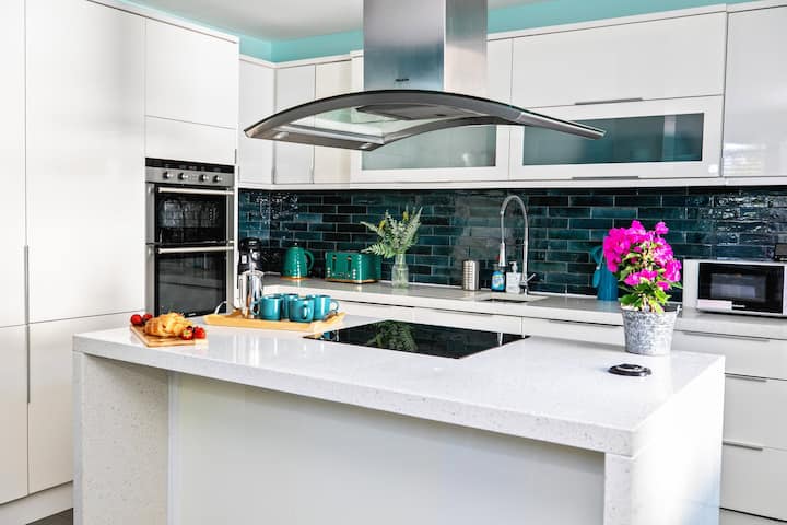Stylish Railway Cottage - Beach 1.9m - Sleeps 10 - Sandbanks