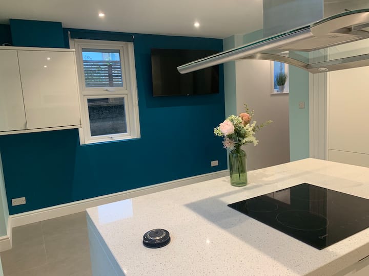 Stylish Railway Cottage - Beach 1.9m - Sleeps 10 - Sandbanks