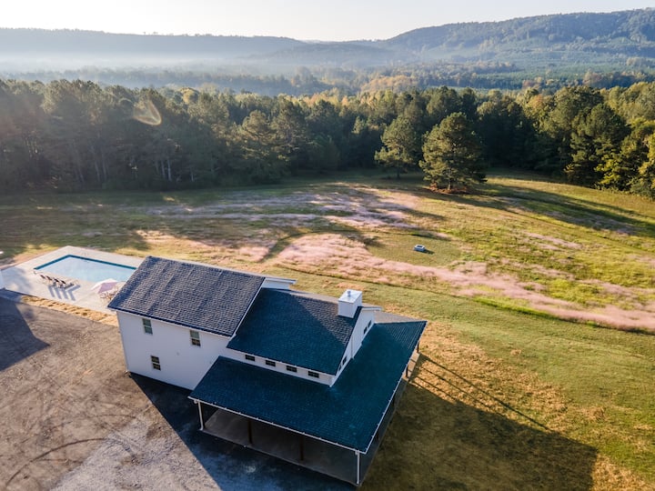 Farmhouse Retreat! Private Pool, Hot Tub, 15 Acres - Georgia