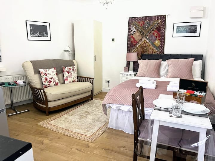 Self-contained Studio - Own Entrance & Amenities - Harrow