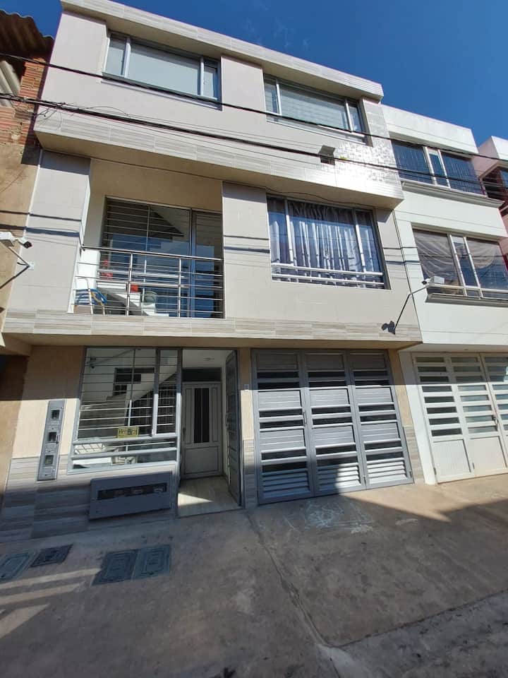 Apto Vacacional Denis T.
3 Hab, 5 Camas, 2 Baños. - Tunja