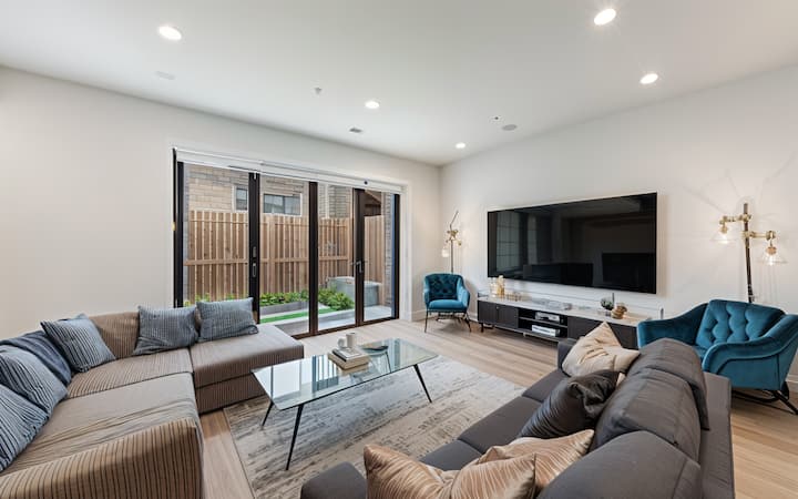 Spacious 4-bed Townhouse With Parking - Londen