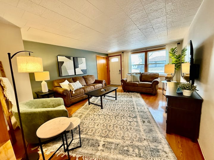 Entire Duplex Stay | 6 Bd | 3 Ba | Sleeps 14 - Sioux Falls, SD