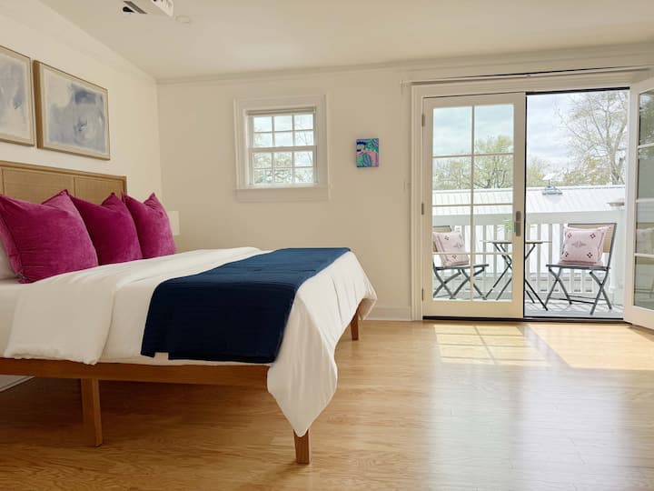 Airy 3-floor Downtown Getaway-private Driveway - Savannah, GA
