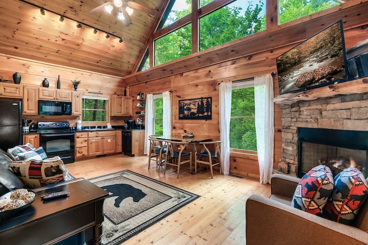 New! Pet Friendly* Hot Tub*great Location - 개틀린버그