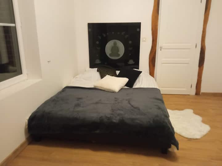 Une Chambre Moderne Et Zen - Somme