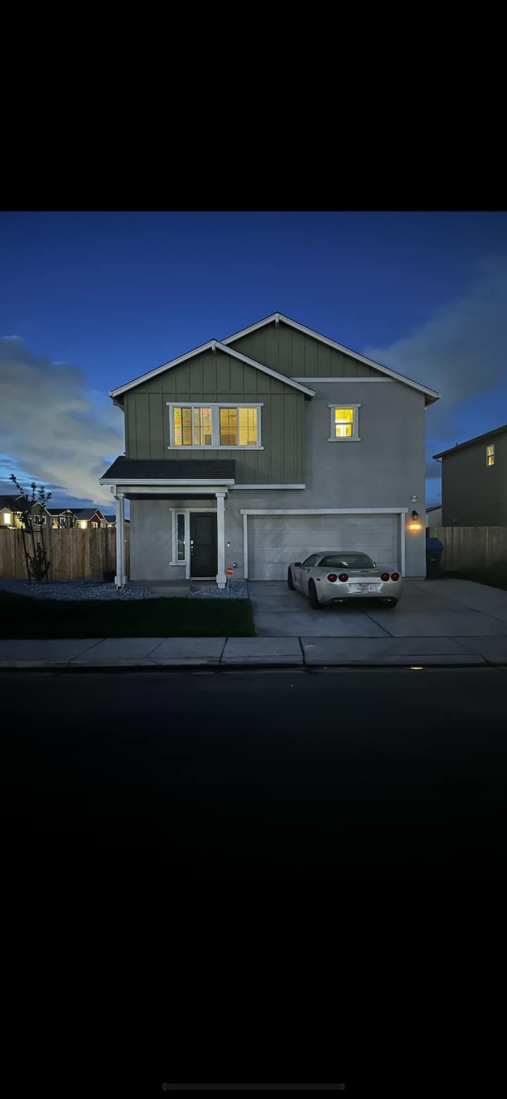 Cozy Newly Built Home - Manteca, CA