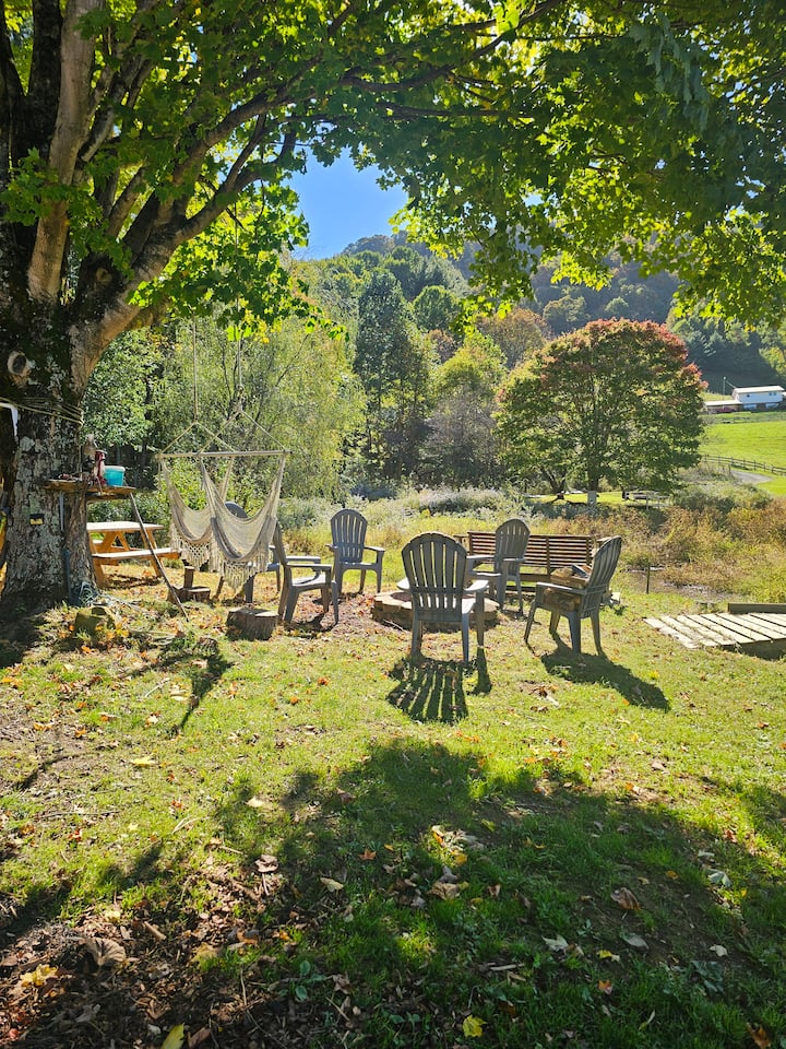 Happy Place Valley Getaway - Roan Mountain, TN