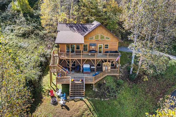 Smoky Mountain Views W/ Sauna + Hot Tub + Games - Maggie Valley, NC