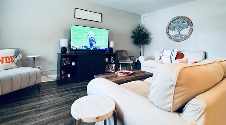 Aubs Den | 2br | Near Auburn University - Auburn, AL
