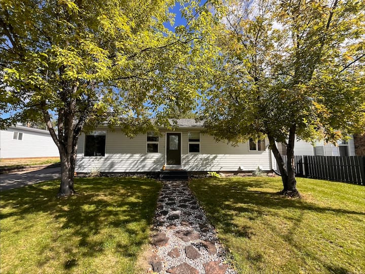 Clean And Cozy. Northern Family Home. - La Ronge
