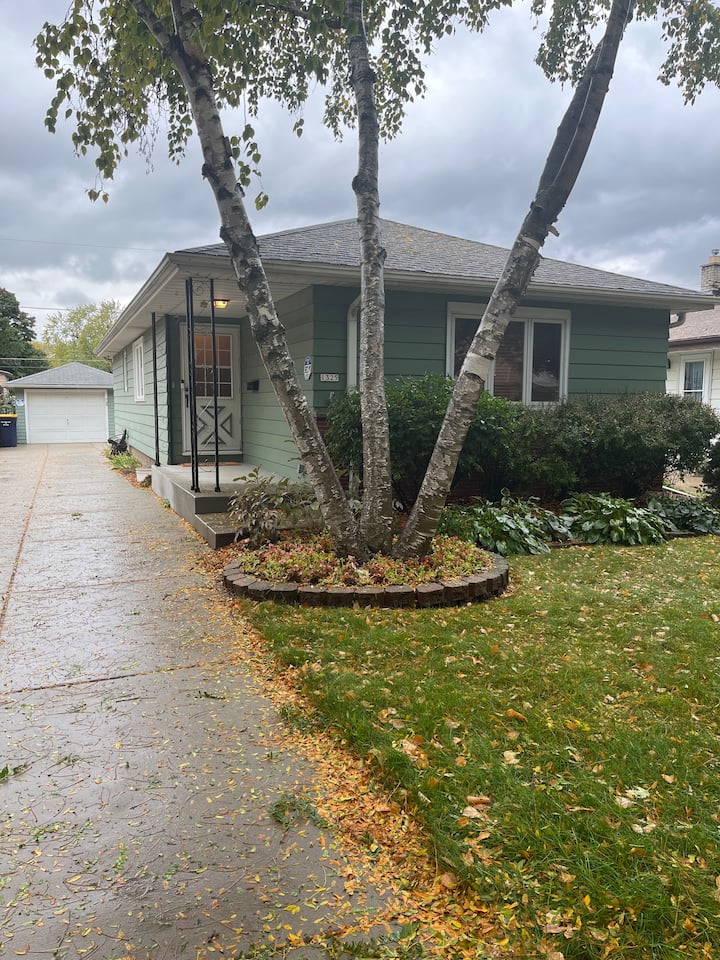 3 Br-2q 2t Beds, 1 Bath Home Walk To State Fair - Greenfield, WI