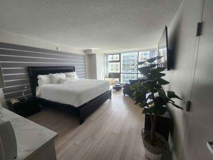 Stunning Deluxe King Studio - Daytona Beach Shores, FL