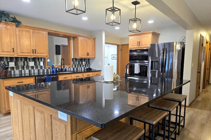 Heated Pool + Hot Tub + Sauna | The Ultimate Stay - Fargo, ND