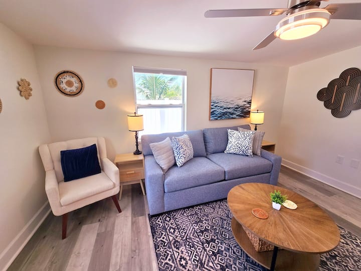 Cozy Bungalow Minutes From Anna Maria Island & Img - Anna Maria Island, FL