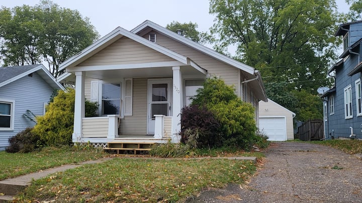 Private 2 Br House Centrally Located! - Cedar Rapids, IA