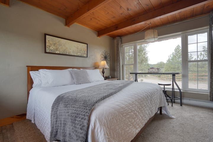 King Bed W/ Views, Sunrise Cabin, Highland Meadows - Hot Springs, SD