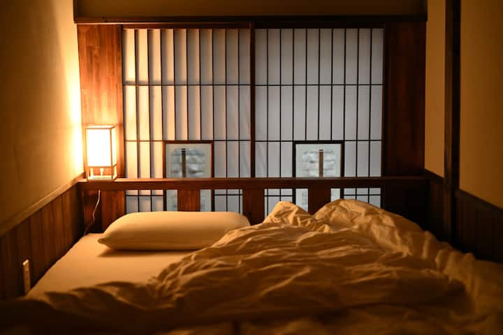 A Tiny Old House Suzumeya Tsukiji: Dodow - Tokyo