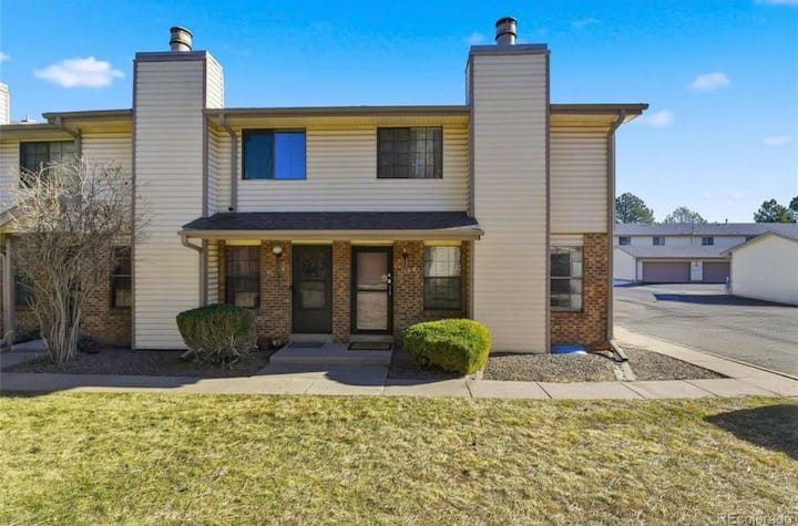 Cozy End-unit Townhome W/ Fireplace + Garage - Aurora, CO