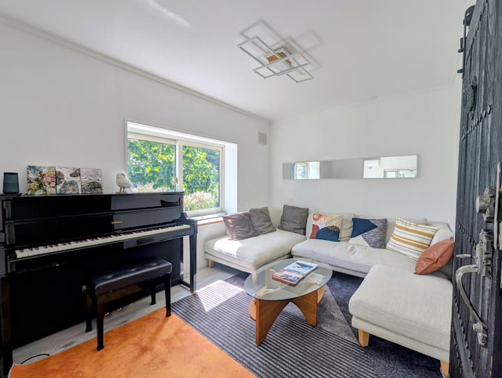 Cedar House: Modern Retreat, Onsen & Movie Theatre - Niseko