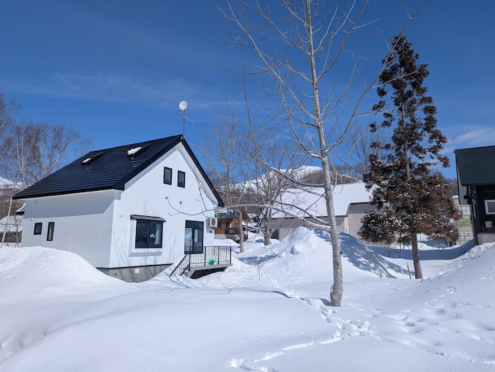 Cedar House: Modern Retreat, Onsen & Movie Theatre - Niseko