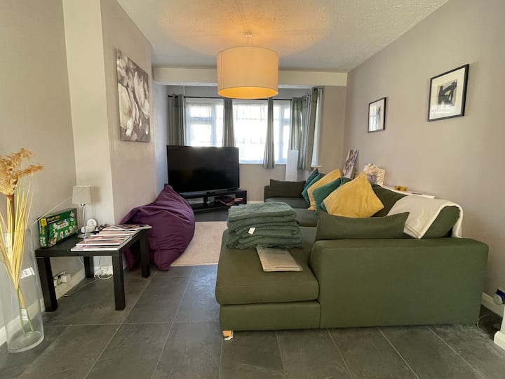 Comfy 2 Bed House | Free Parking | Near Transport - Croydon, UK