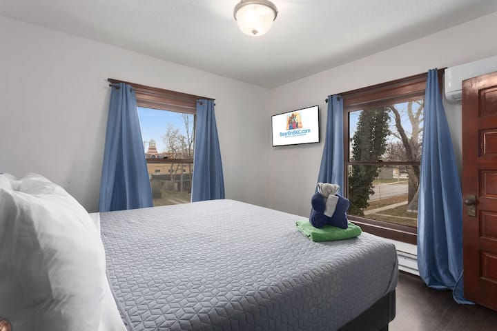 Spacious 5br Home|kingbeds|fencedyard - Olathe, KS